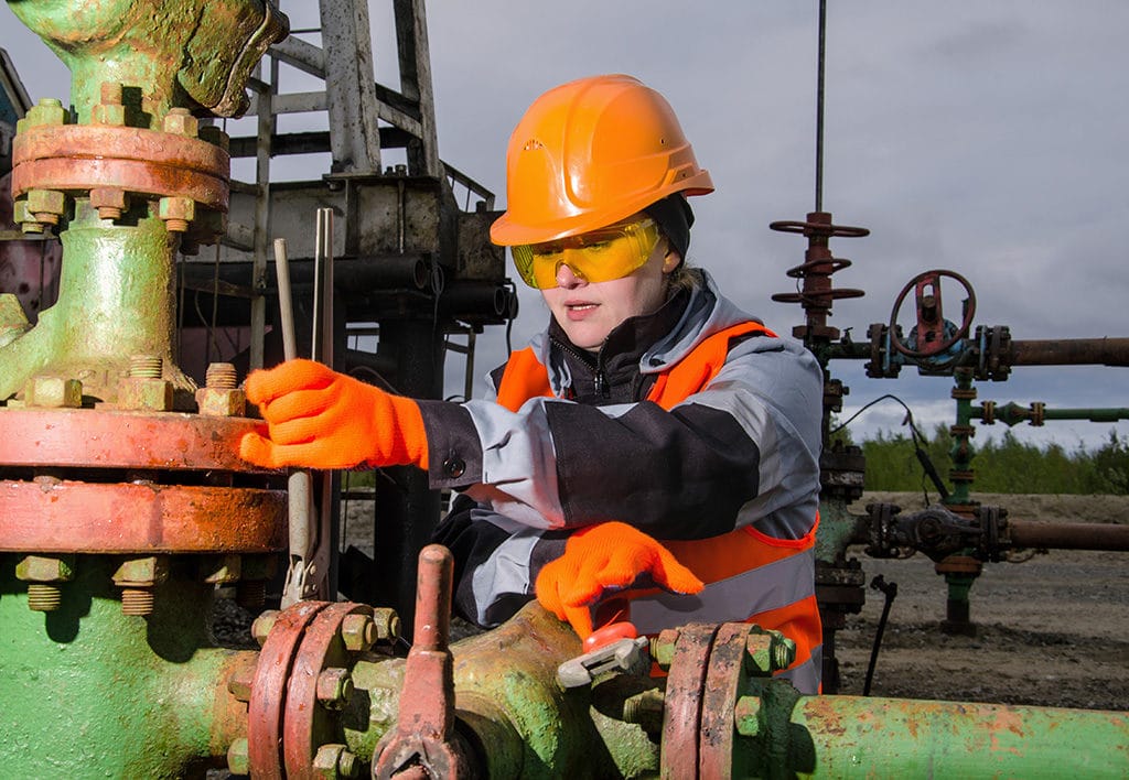 What Do Petroleum Engineers Do? Job Description, Outlook, Salary, Cost ...